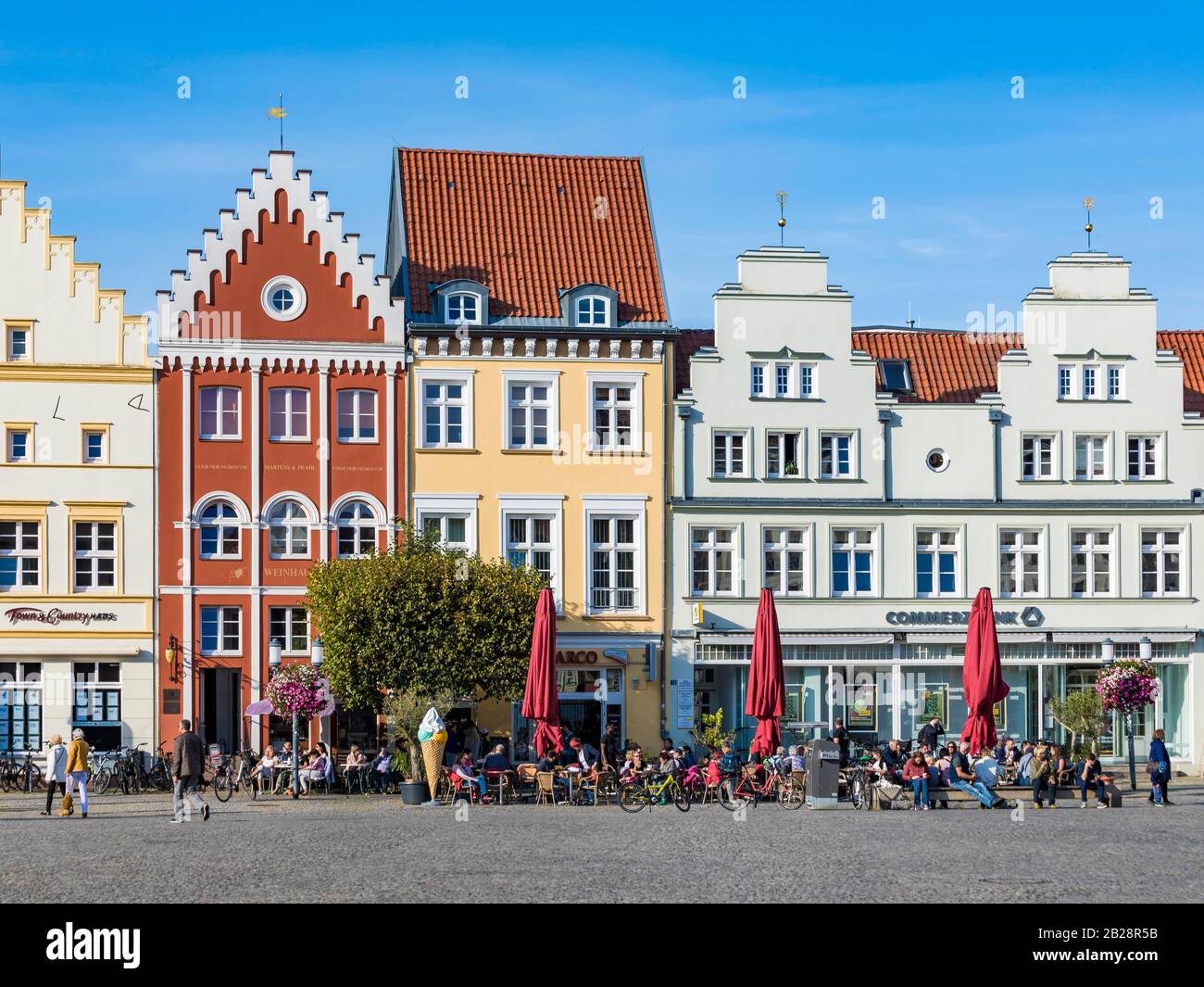 Eiscafe hi-res stock photography and images - Alamy