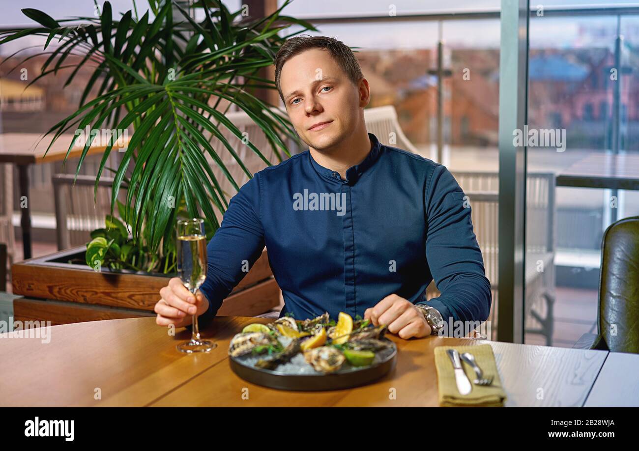 Chef opening fresh oyster food hi-res stock photography and images - Alamy