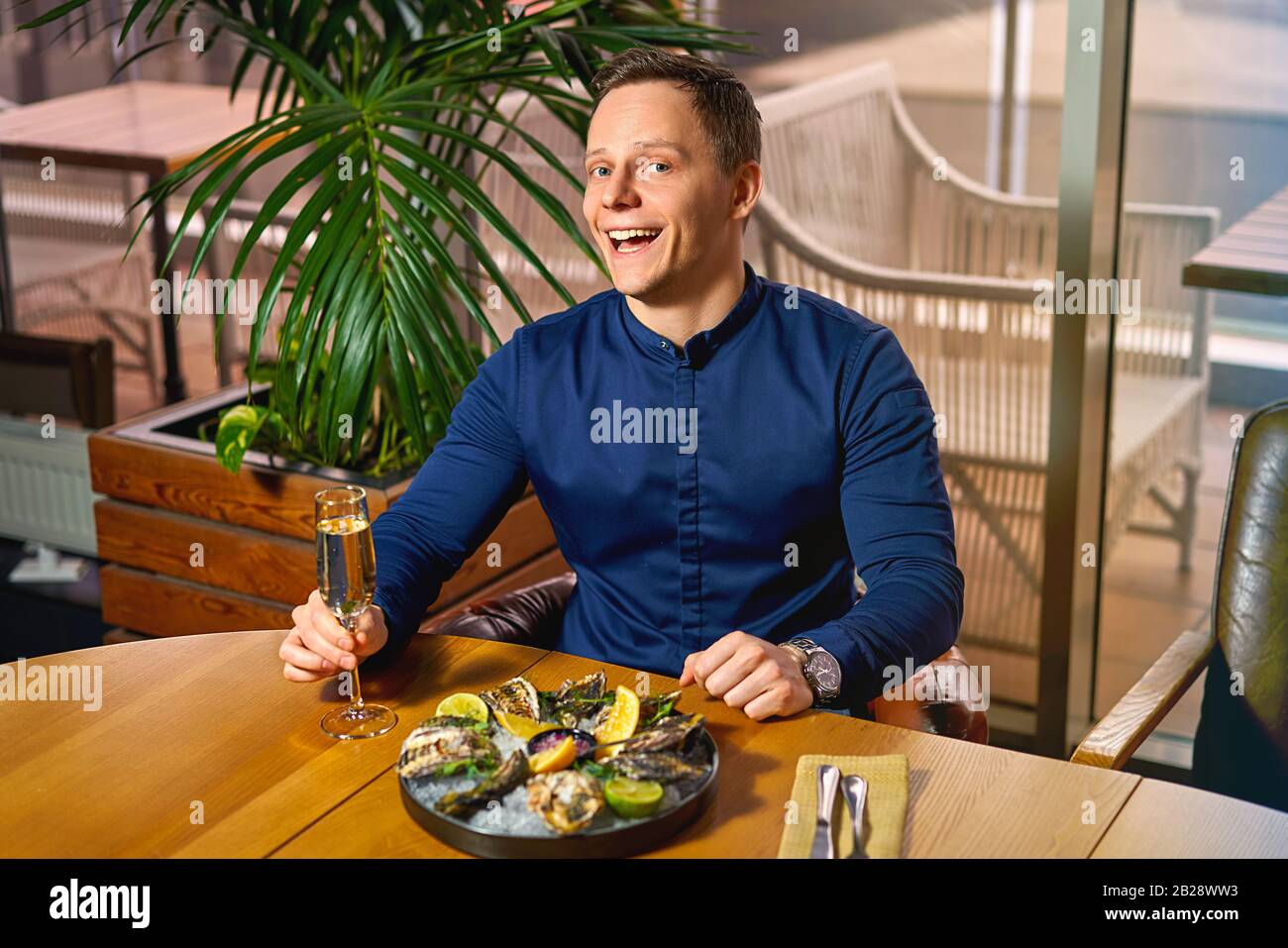 Chef opening fresh oyster food hi-res stock photography and images - Alamy