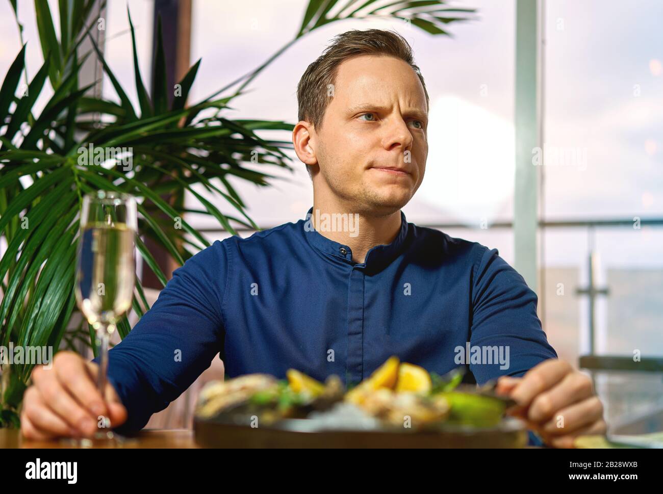 Man eating oysters table hi-res stock photography and images - Alamy
