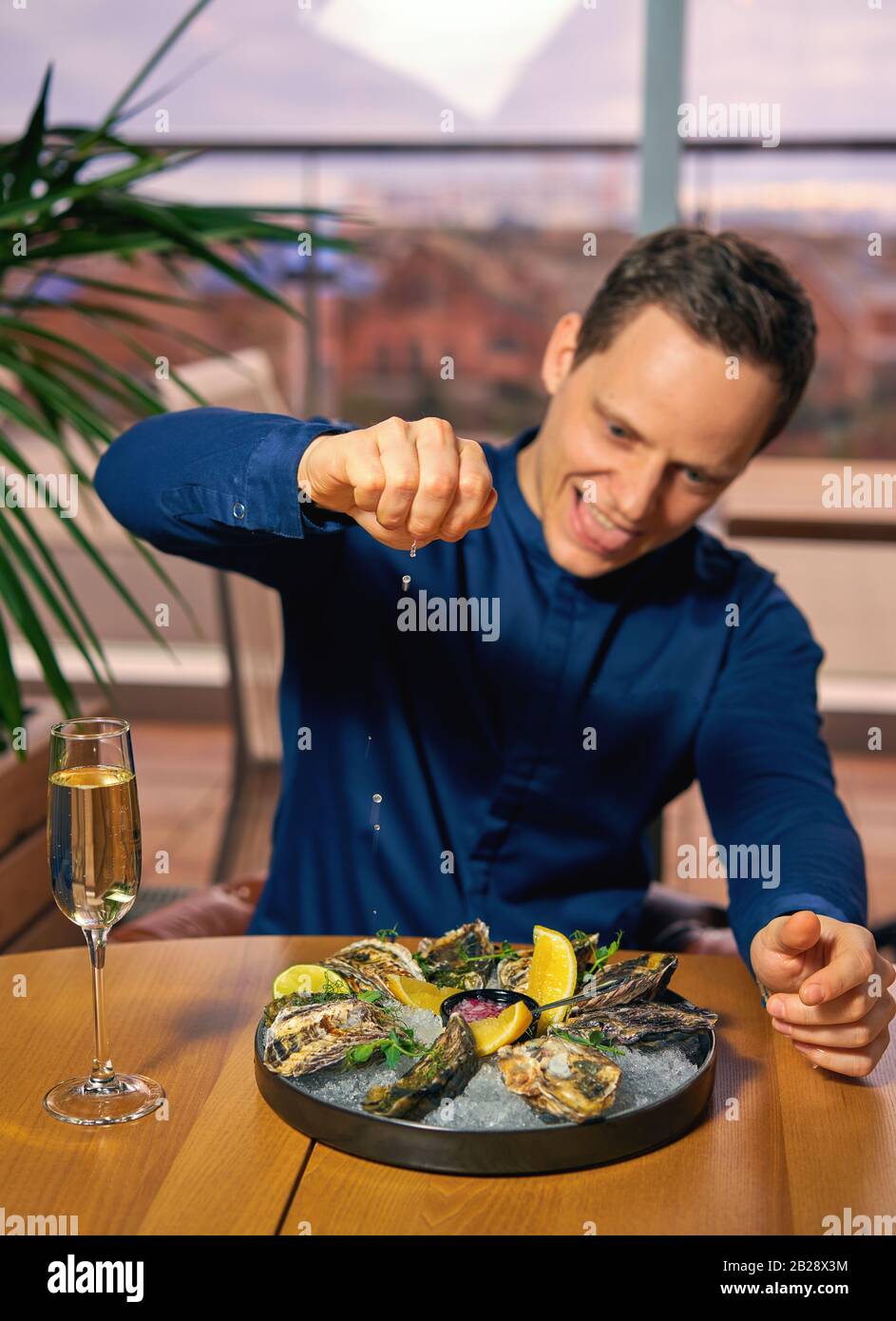 Chef opening fresh oyster food hi-res stock photography and images - Alamy