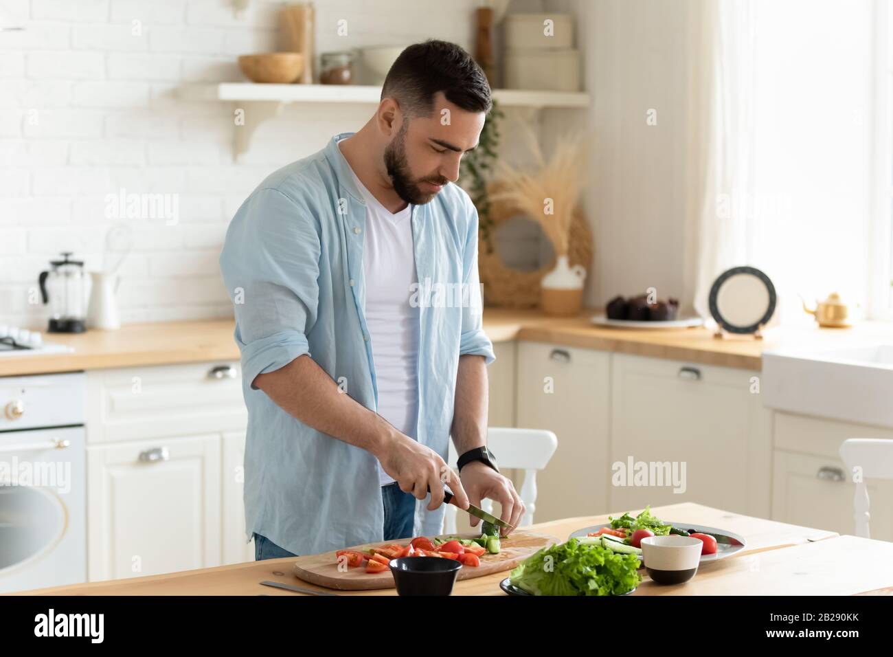 Man stand in kitchen hi-res stock photography and images - Alamy