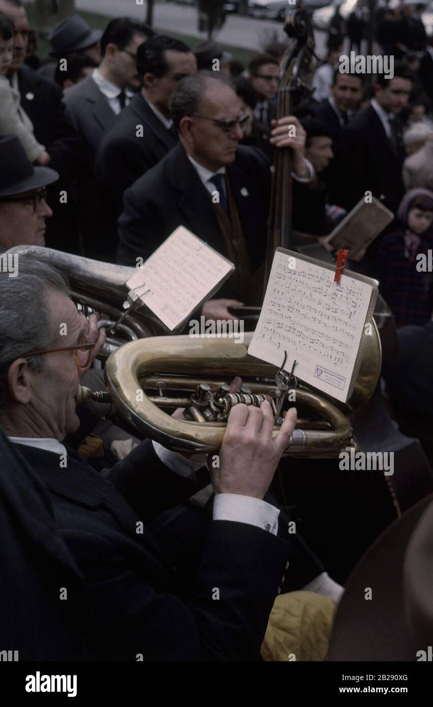 COBLA - MUSICOS QUE TOCAN SARDANAS. Location: EXTERIOR. SPAIN Stock ...