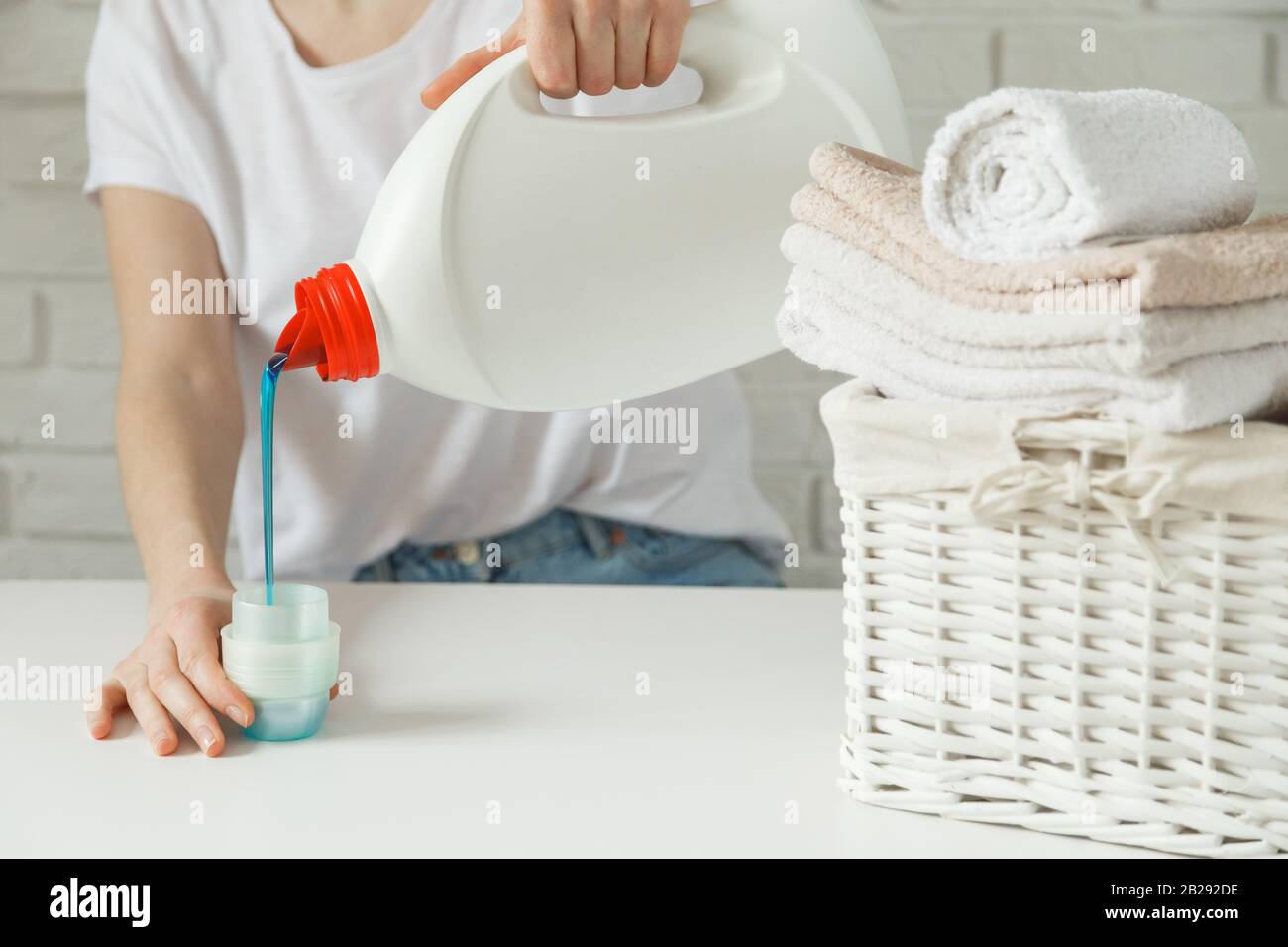Pouring laundry soap hi-res stock photography and images - Alamy