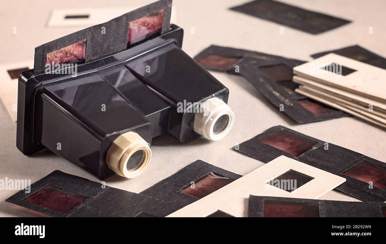 Outdated stereoscope with a stereo diapositiv cards. 3D viewing device ...