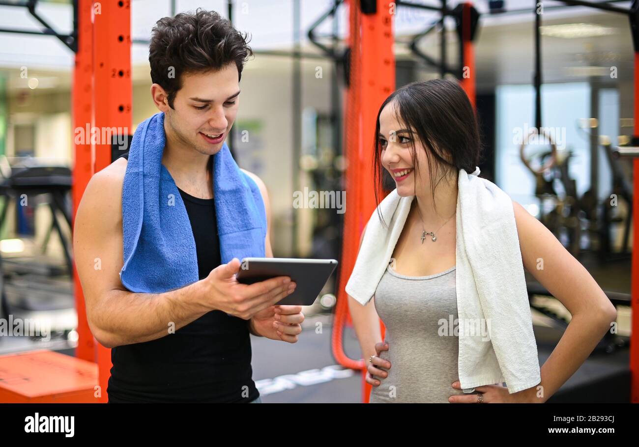 Two gym trainer talking hi-res stock photography and images - Alamy