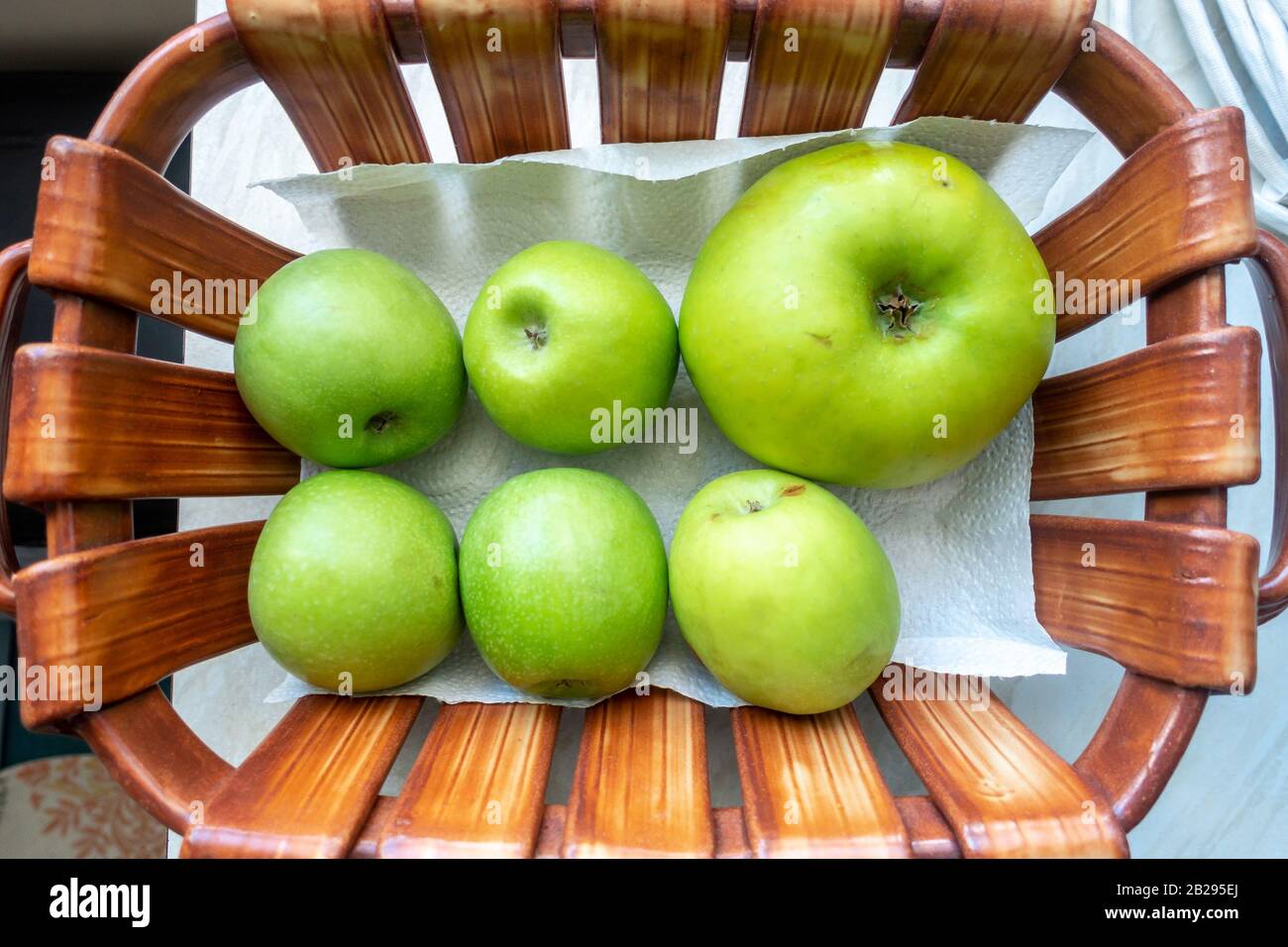 Green basket hi-res stock photography and images - Alamy