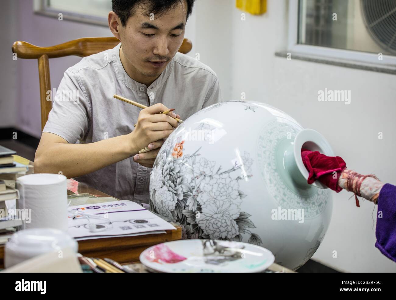 Paint palette japan traditional hi-res stock photography and images - Alamy