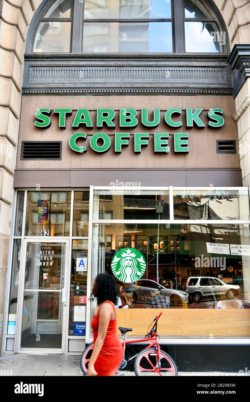 Starbucks storefront hi-res stock photography and images - Alamy