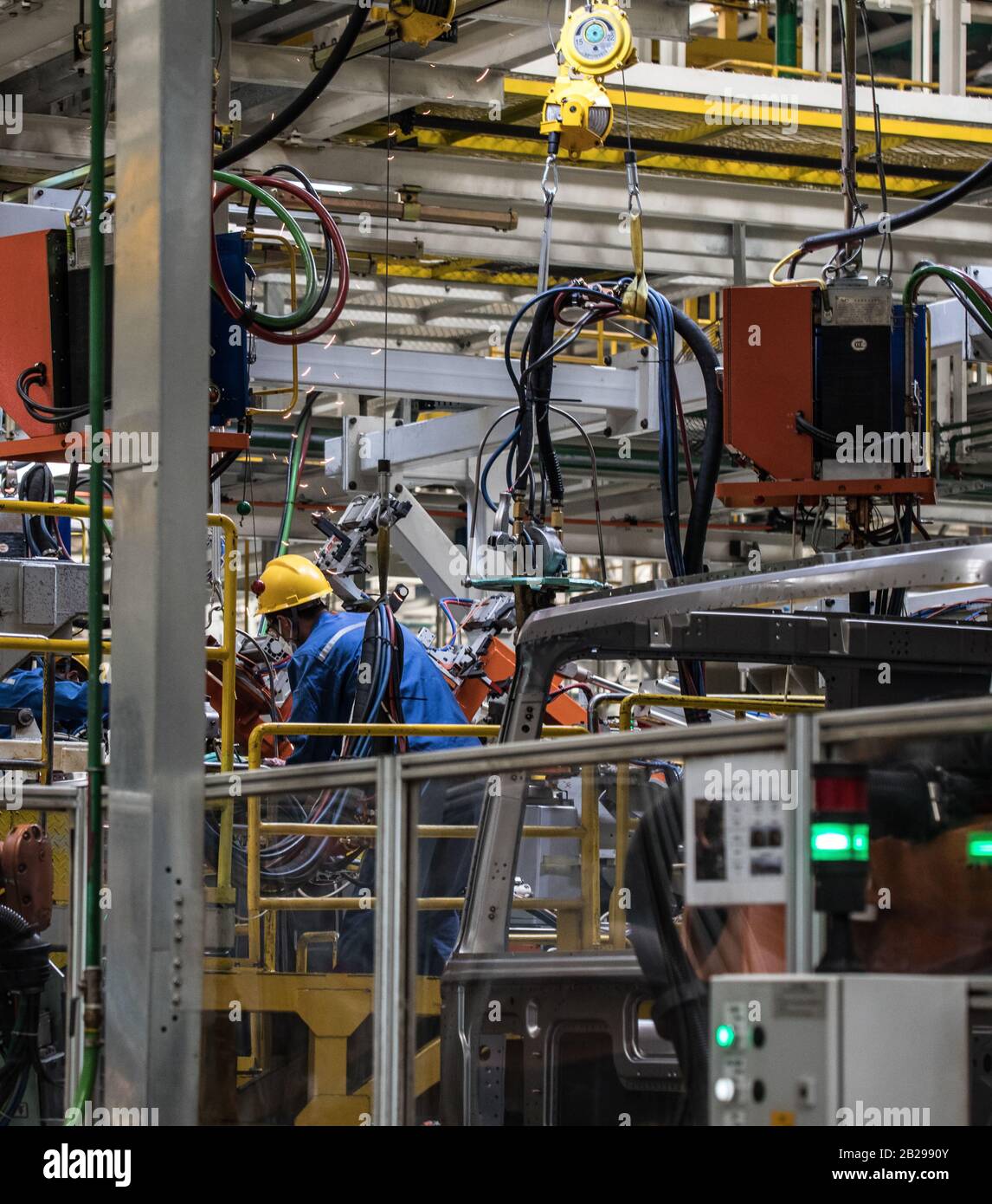 Rail workers china hi-res stock photography and images - Alamy