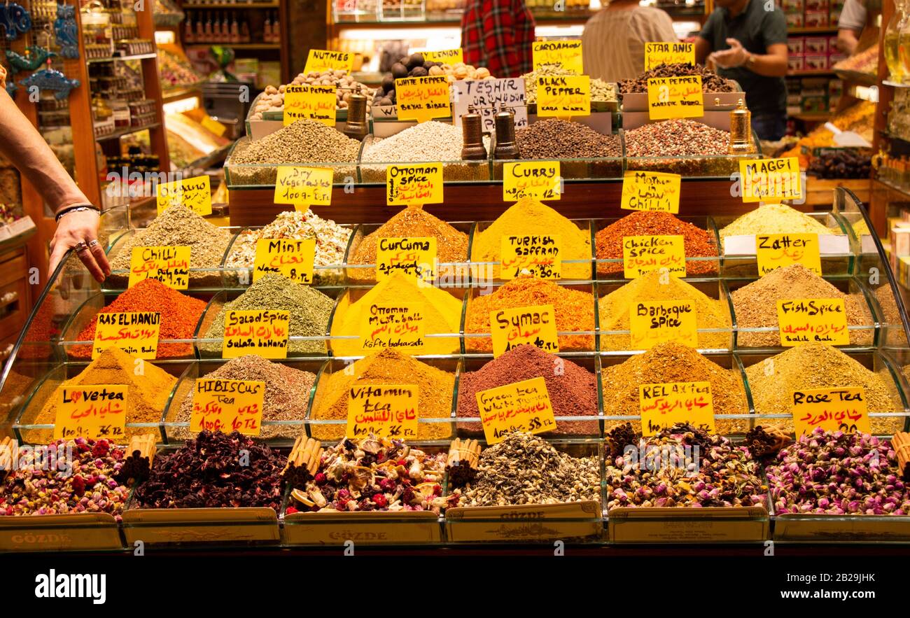 Oriental colorful spices in a traditional Turkish Spice Bazaar Stock ...