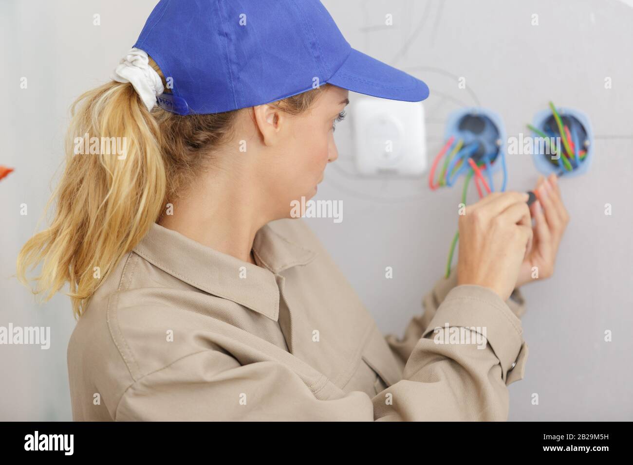 Woman connecting cables hi-res stock photography and images - Alamy