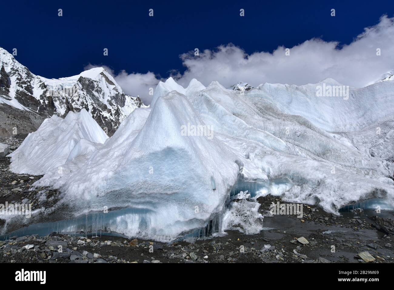 Glacier at Himalayas mountain range in Nepal Stock Photo - Alamy