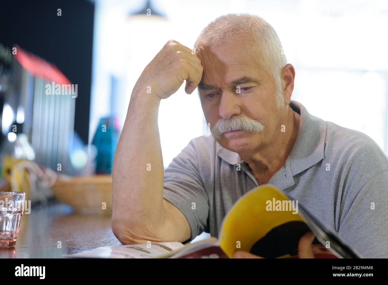 senior man reading a magazine Stock Photo - Alamy