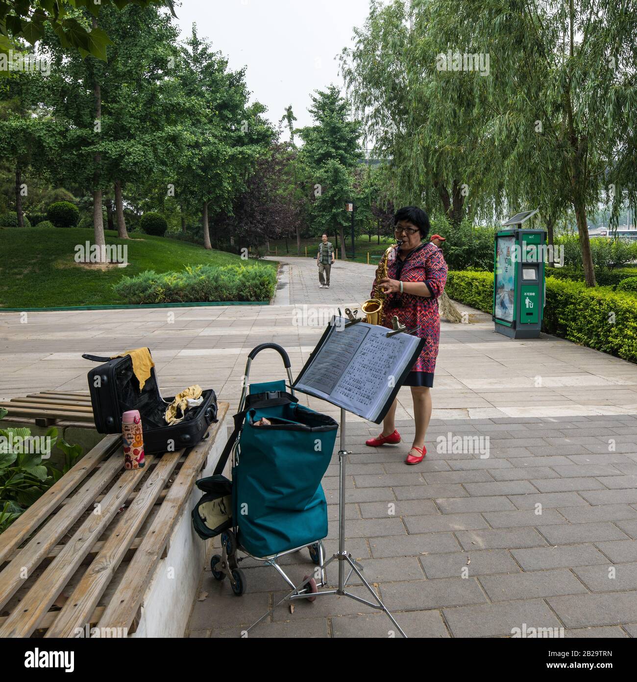 Old chinese man walking beijing hi-res stock photography and images - Alamy