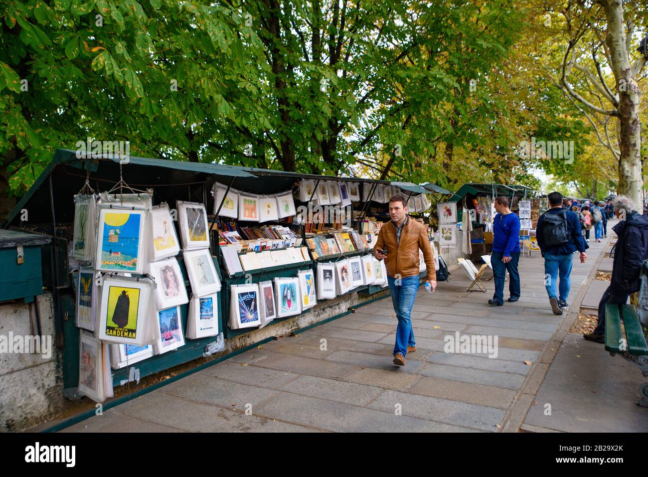 Paris book stalls hi-res stock photography and images - Alamy