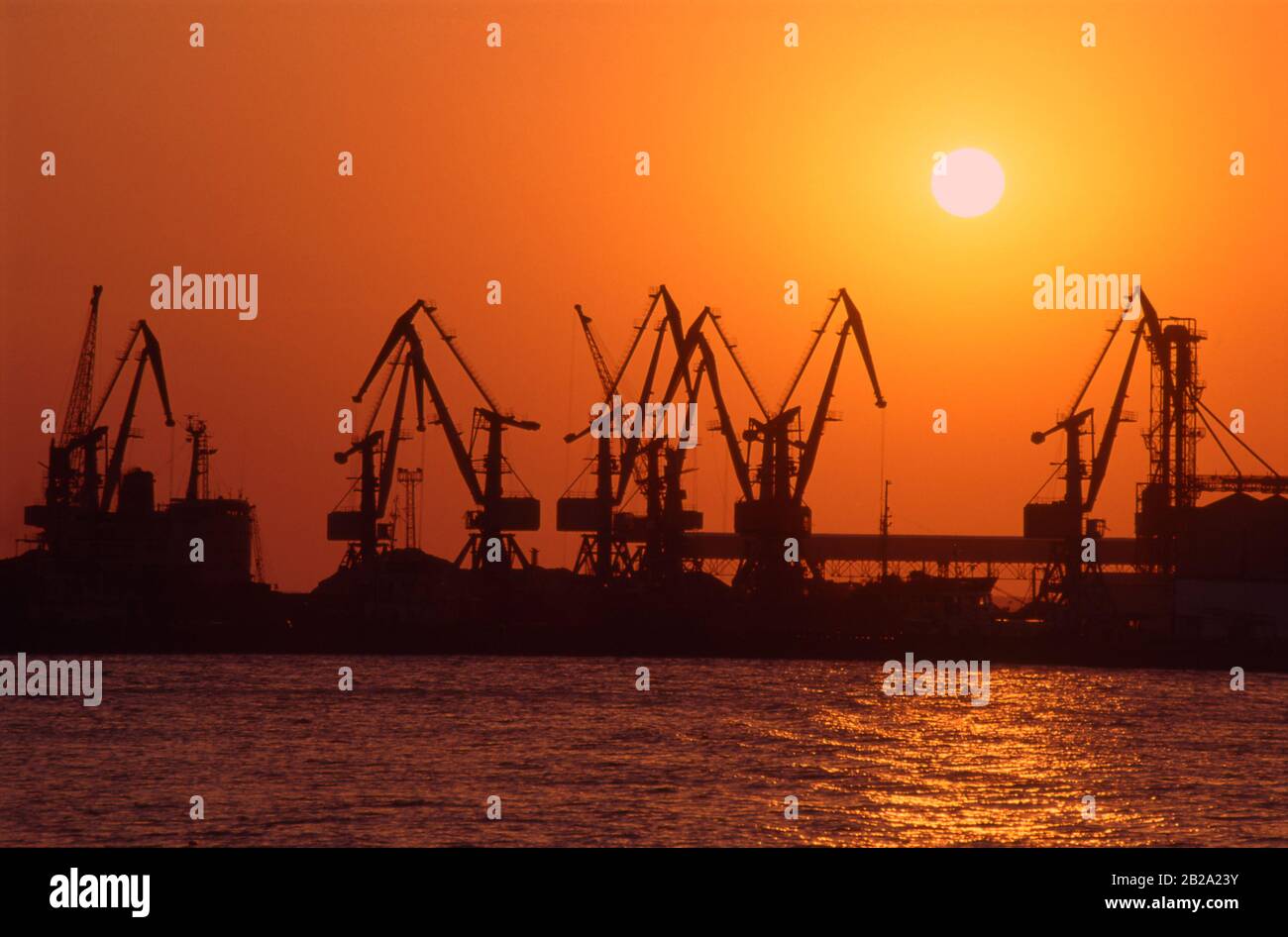 Silhouettes container cranes at port hi-res stock photography and ...