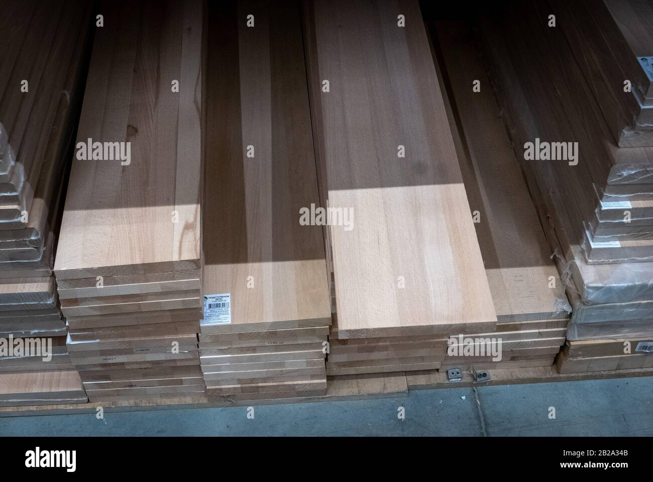 Hip of wooden planks in a construction shop Stock Photo - Alamy