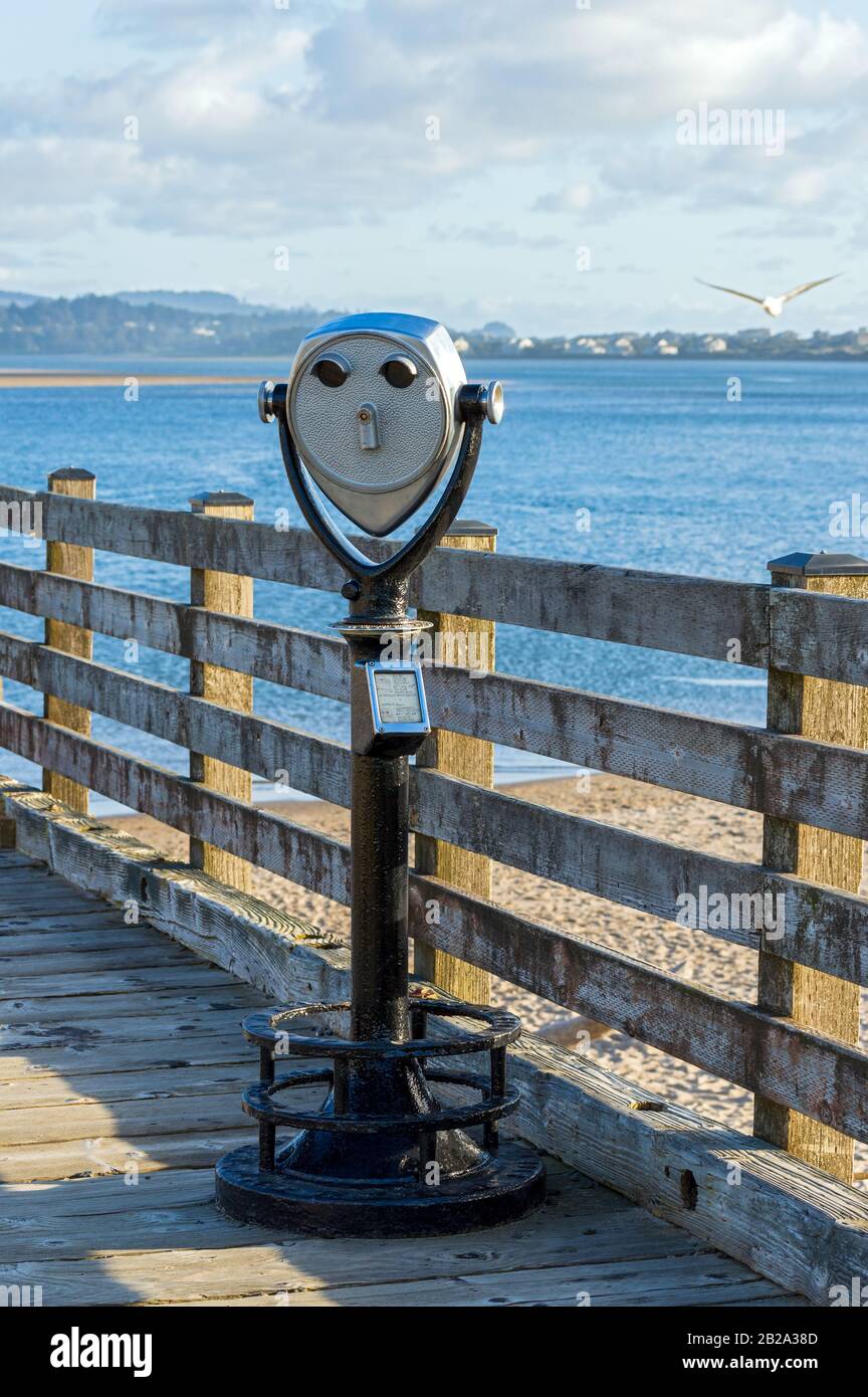 Coin operated pay binoculars hi-res stock photography and images - Alamy