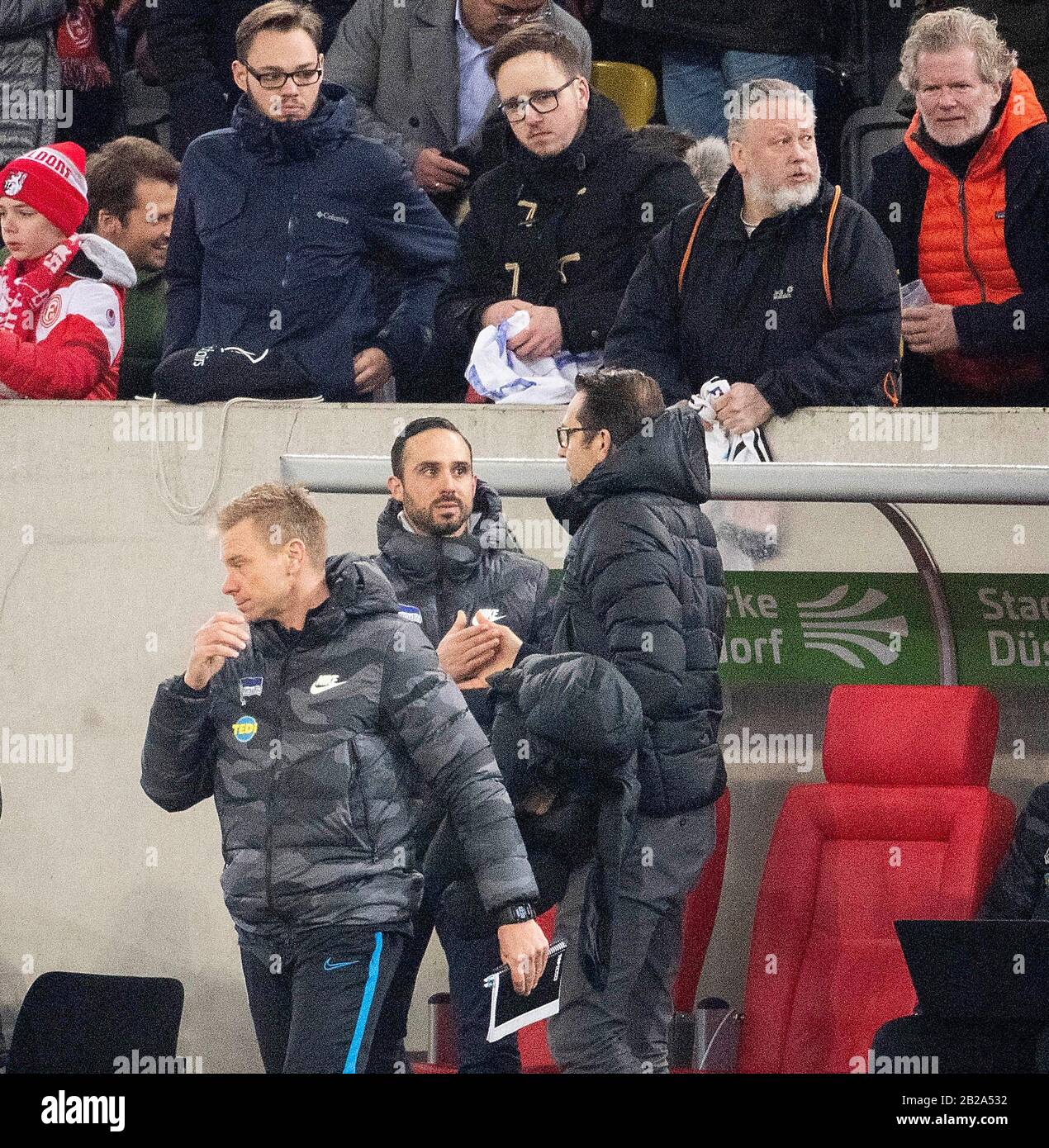 coach Alexander NOURI (B) and Michael PREETZ r. (Manager, B) clap after ...