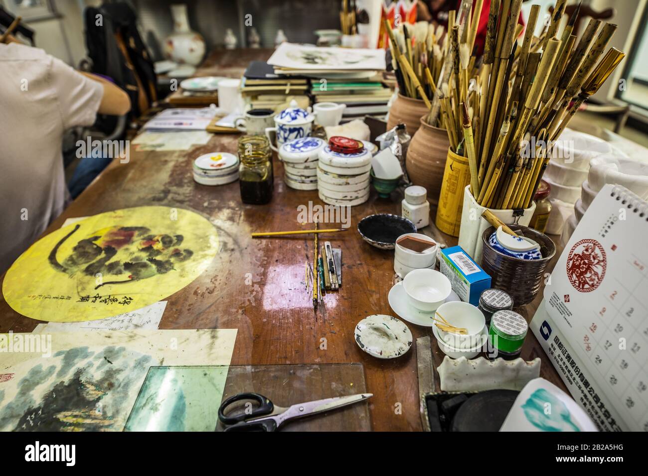 BEIJING, СHINA - JUNE 03: Chinese craftsman paints a large porcelain ...