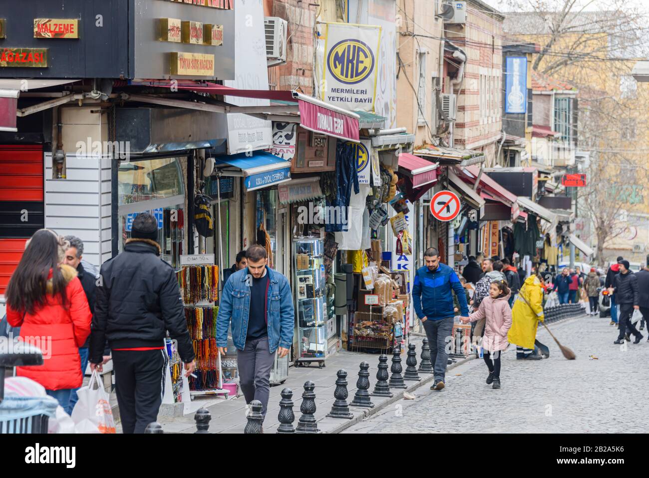Crowds of locals walk along the shopping streets in Istanbul, Turkey ...