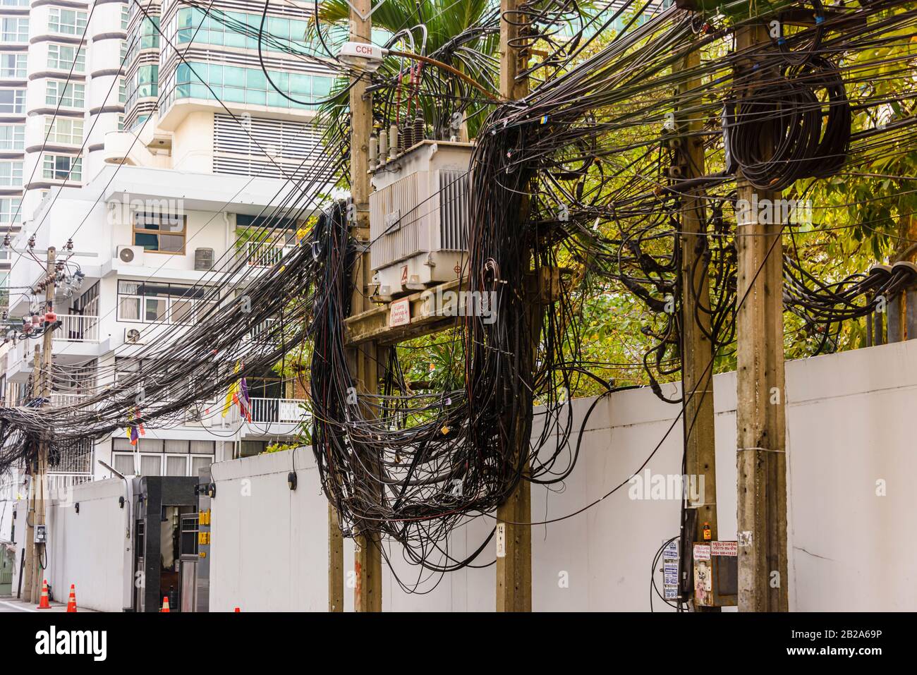 Bangkok electricity cables thailand hi-res stock photography and images ...