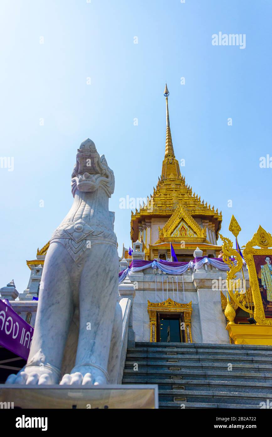 Traditional Singa (mythical lion) guarding the entrance of Wat ...
