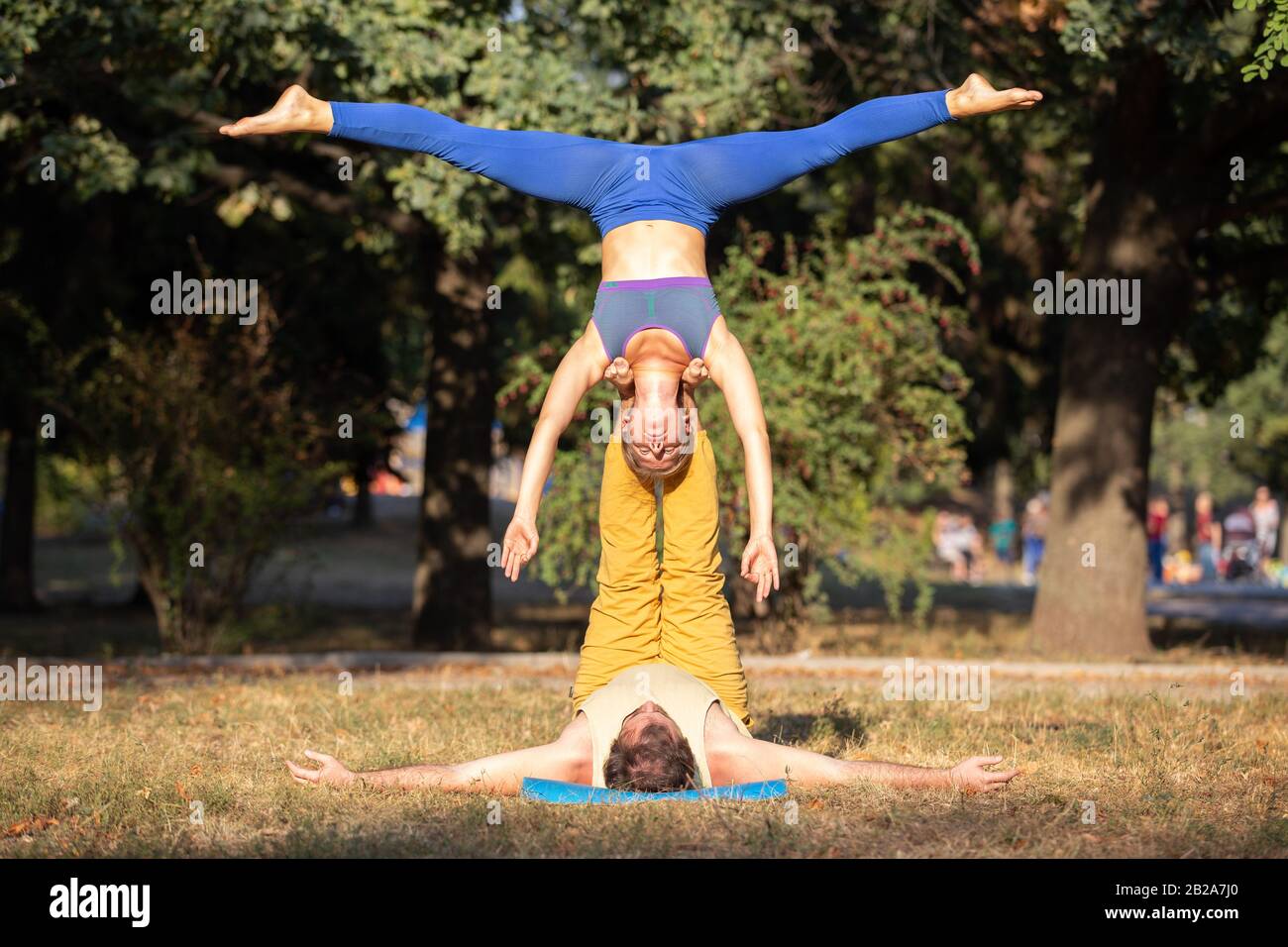 Acrobatic pose hi-res stock photography and images - Alamy