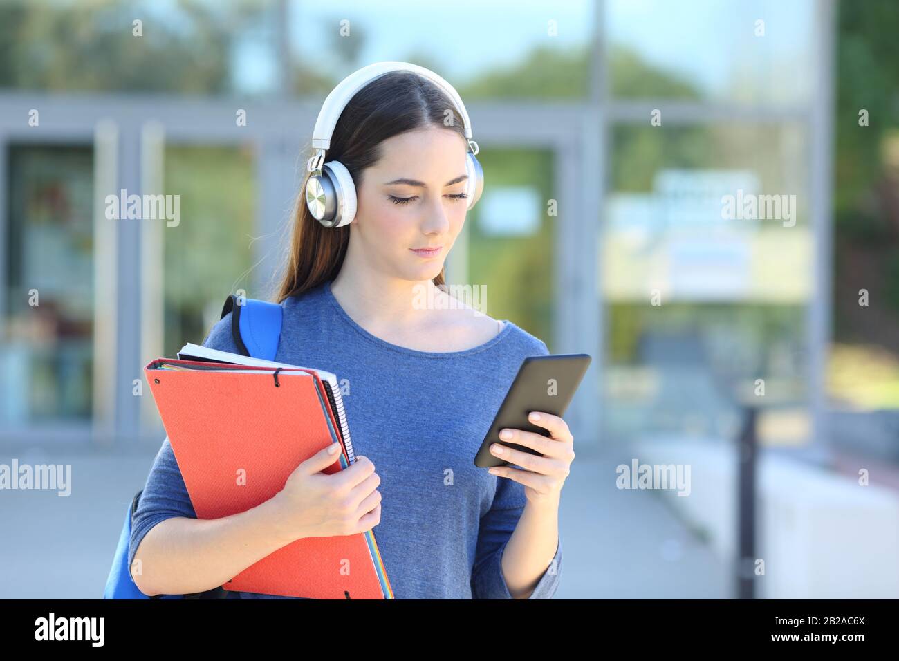 Teen girl smartphone class hi-res stock photography and images - Alamy