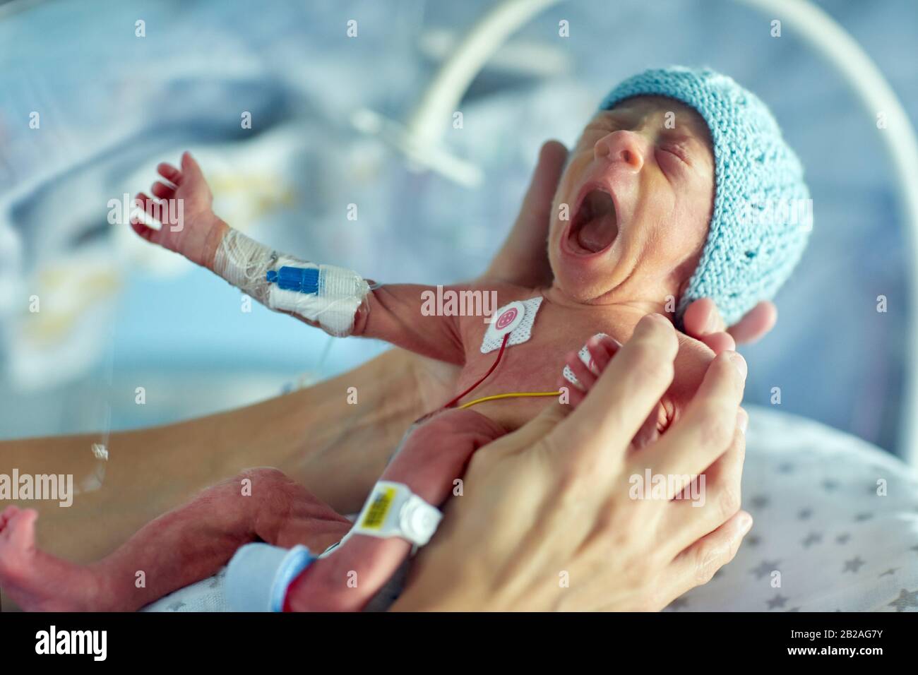 Premature baby incubator hi-res stock photography and images - Alamy