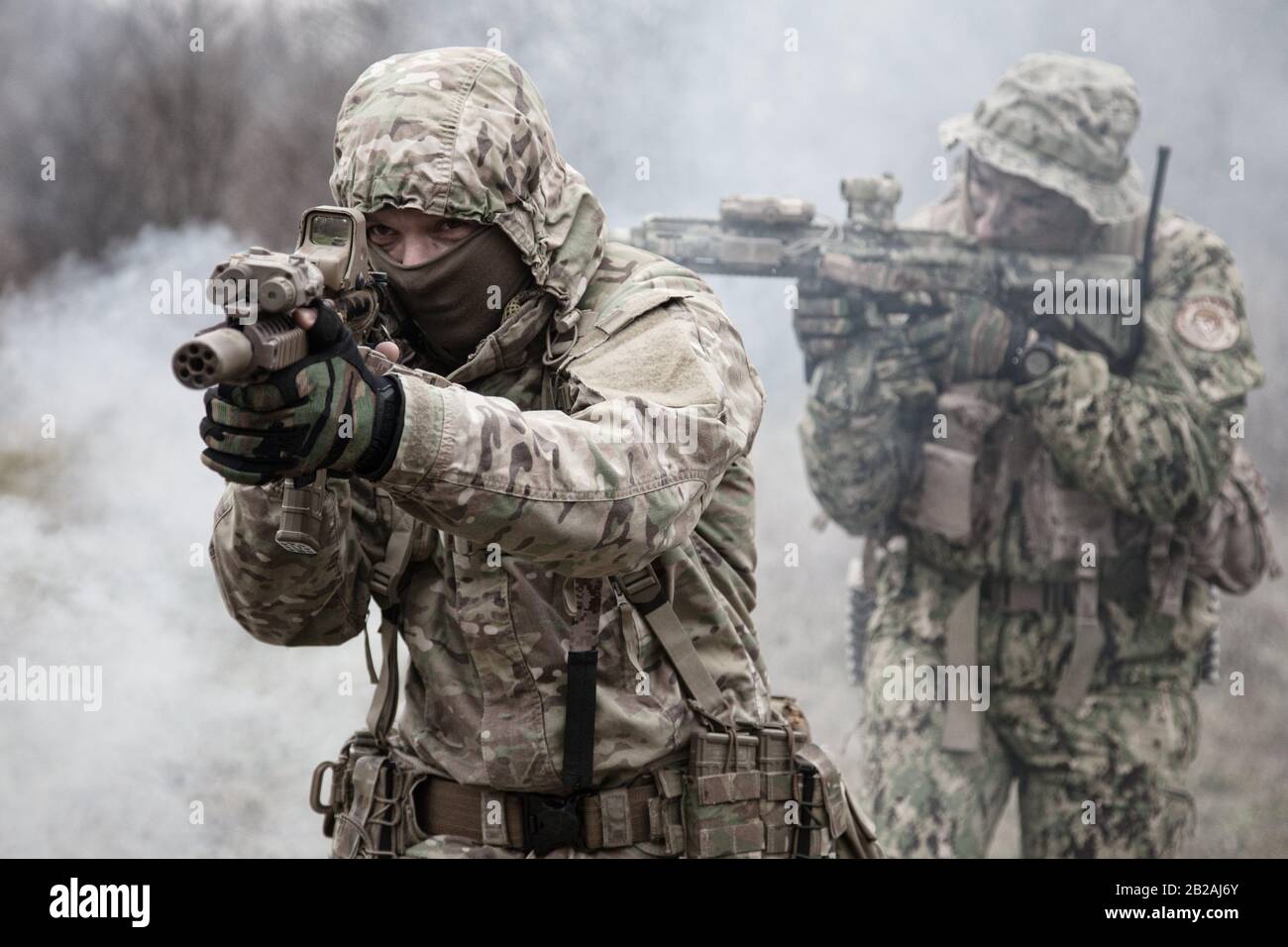 Man wearing camouflage rifle hi-res stock photography and images - Alamy