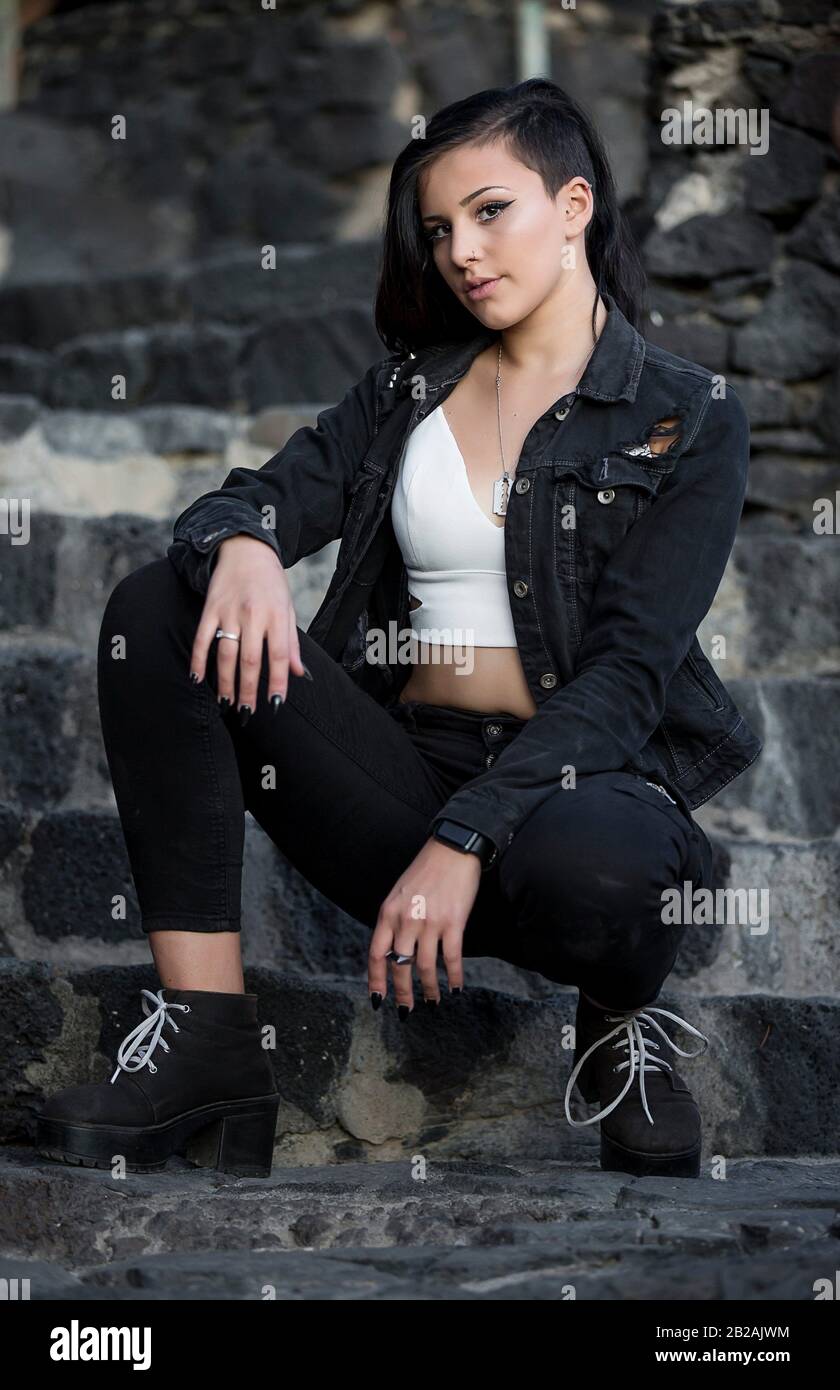 Hunker hi-res stock photography and images - Alamy