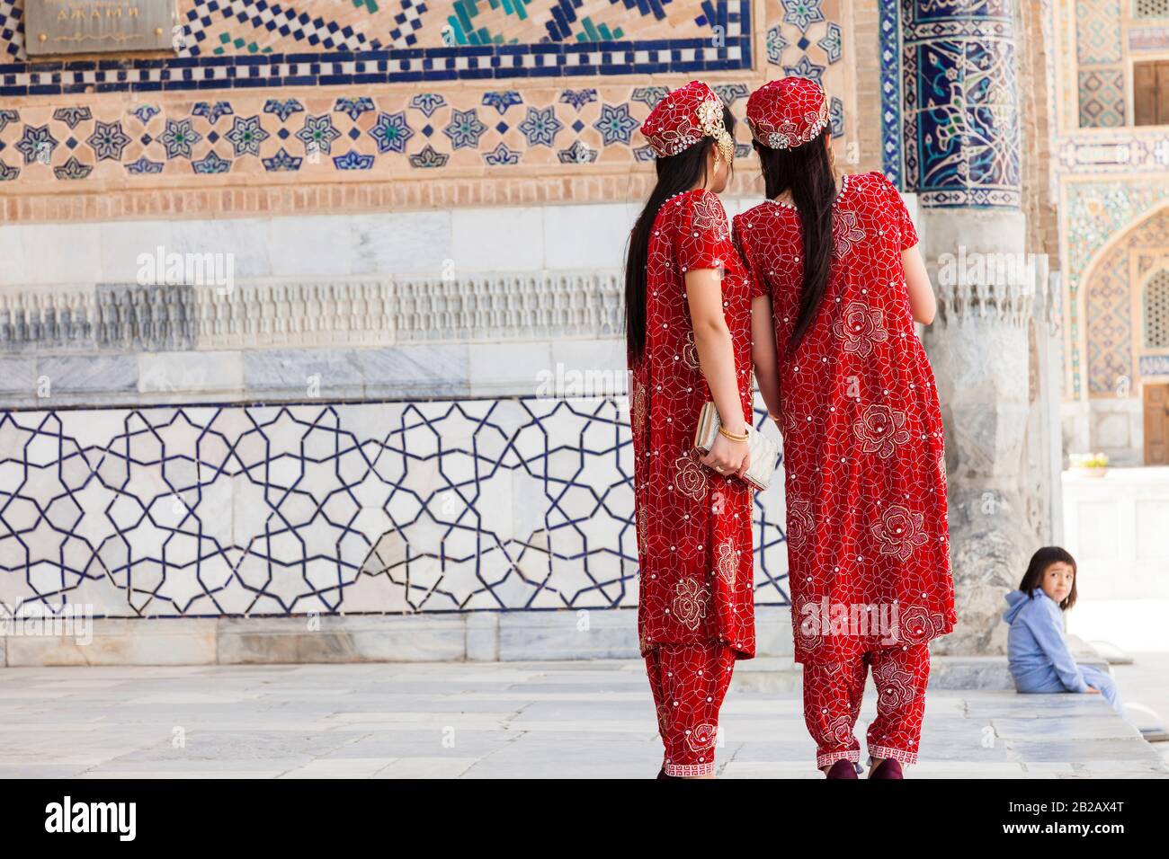 Traditional newlywed woman Costume, Registan Square, Samarkand ...