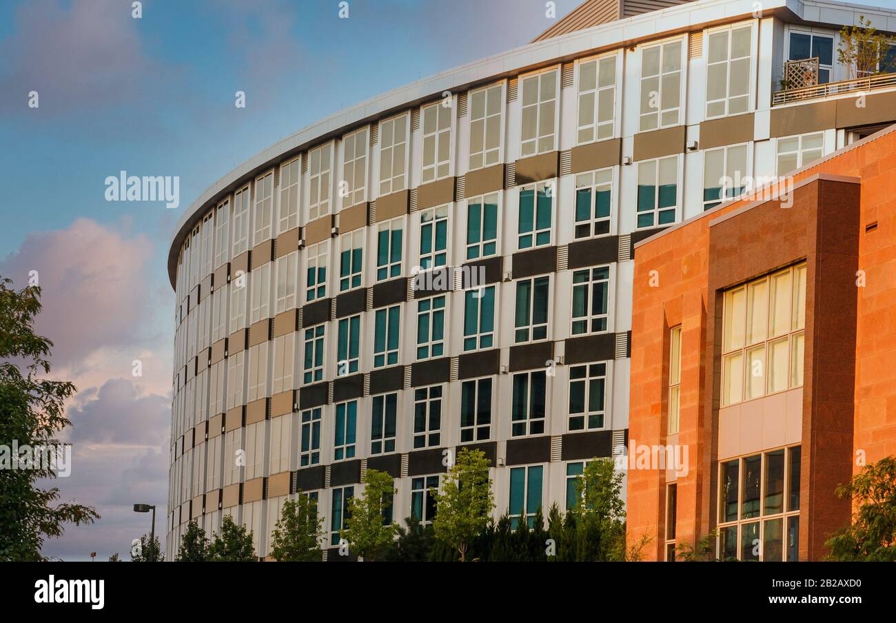 Curved office building hi-res stock photography and images - Alamy