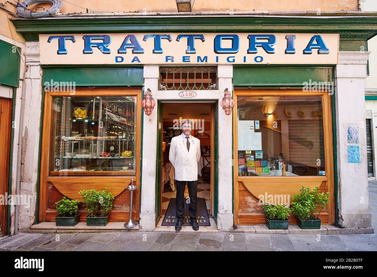 Waiter service venice italy hi-res stock photography and images - Alamy