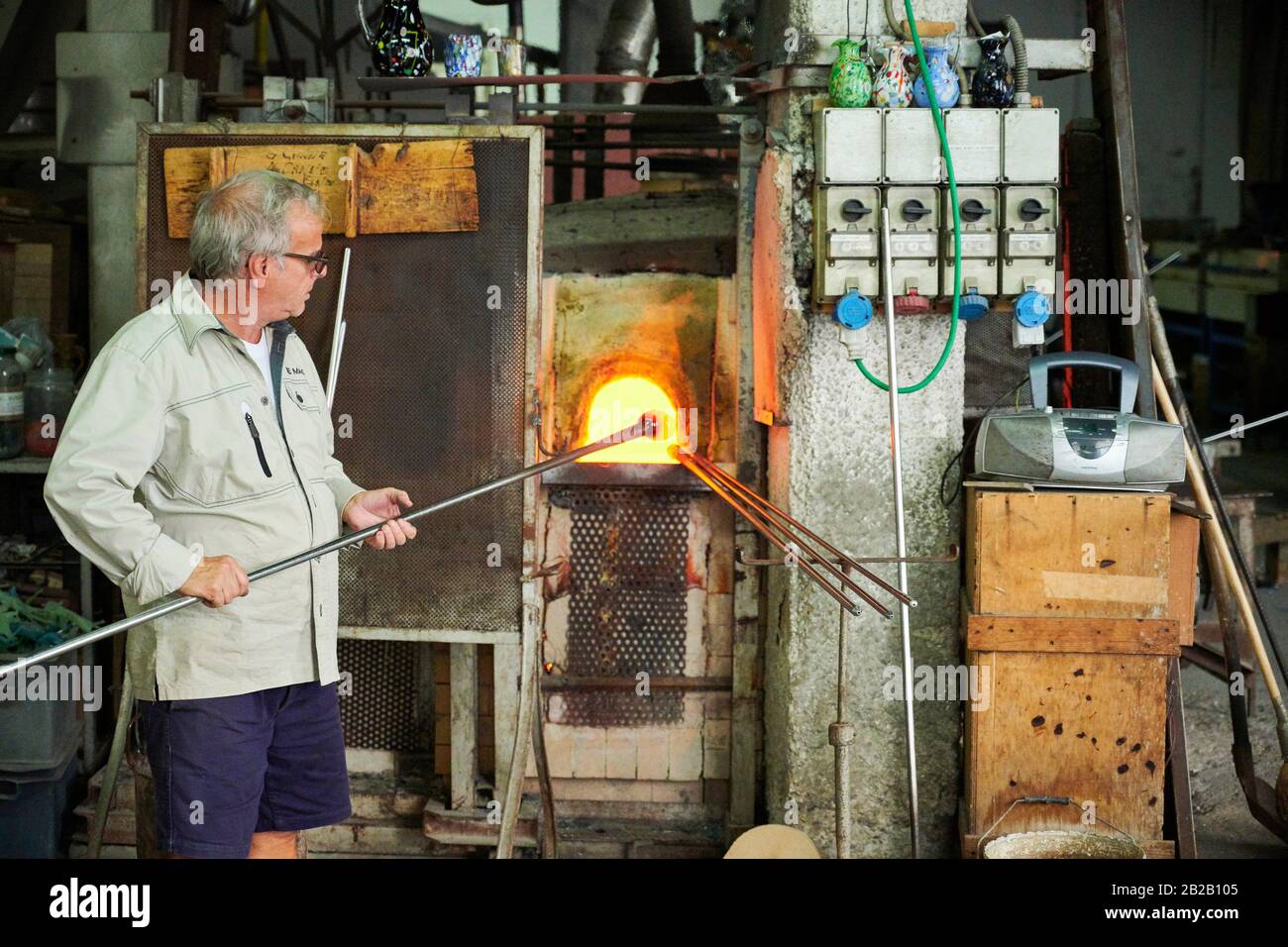 Making of glass in furnace hi-res stock photography and images - Alamy
