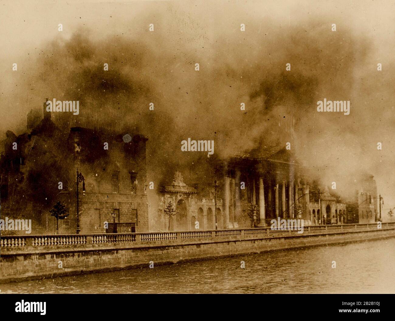 Bombarded building hi-res stock photography and images - Alamy