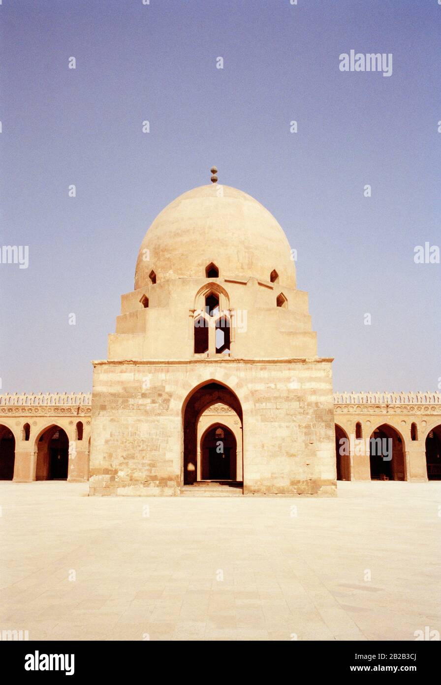 Islamic architecture fountain hi-res stock photography and images - Alamy