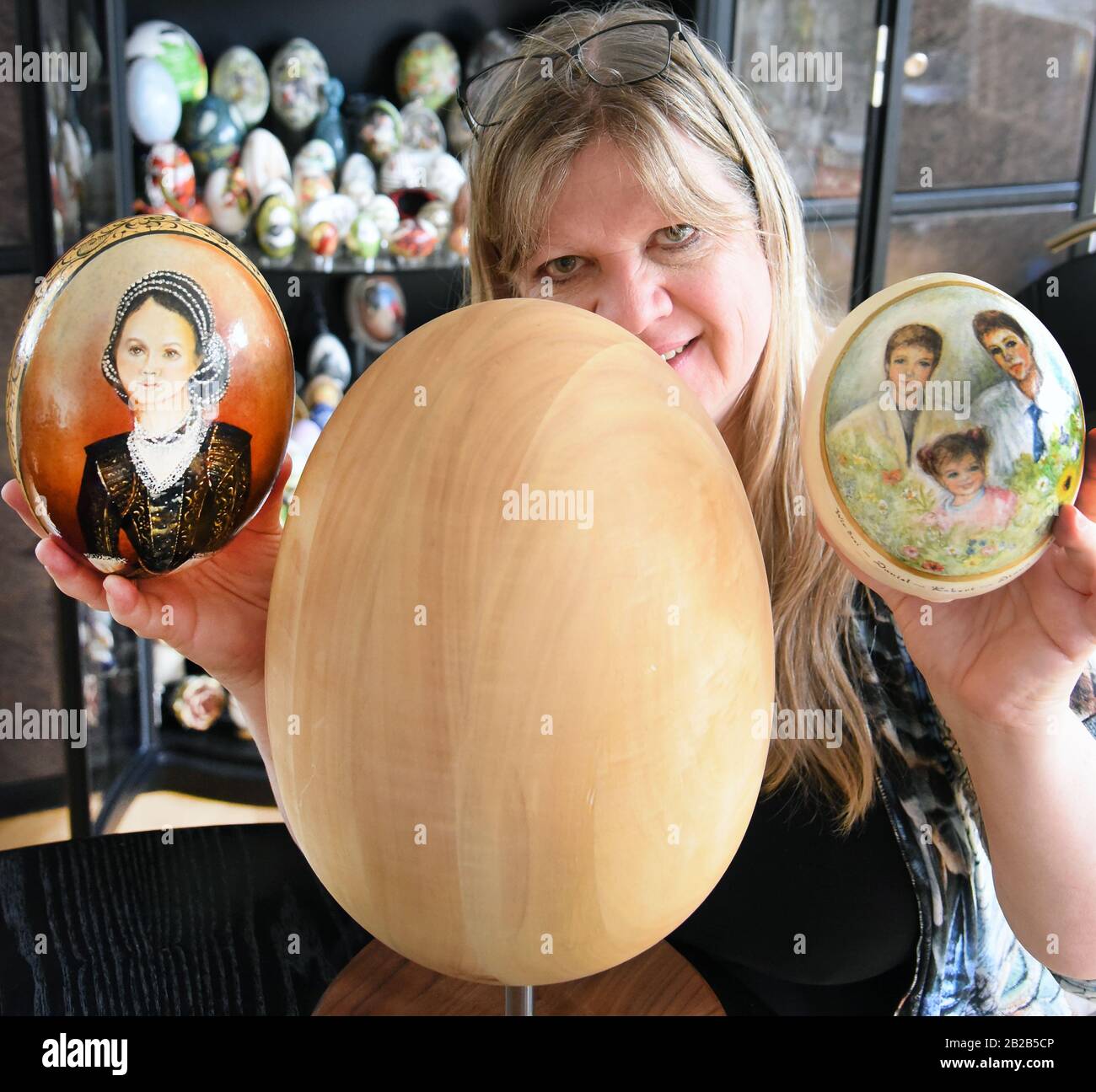 28 February 2020, Saxony, Leipzig: The collector and Easter egg artist Kerstin Dischereit is ...