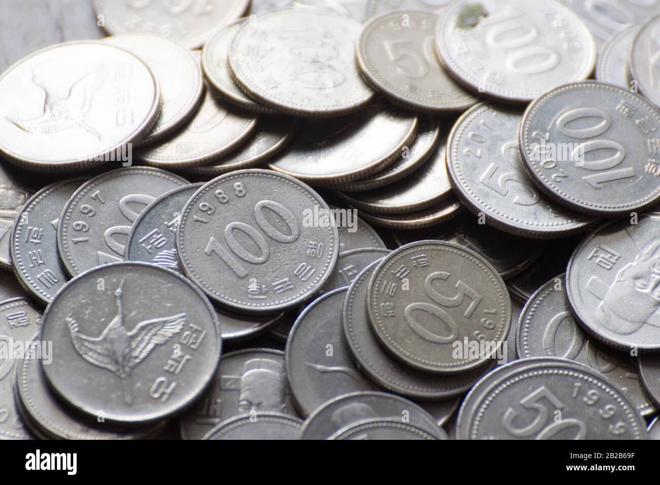 100 won pile of Korean coins' Stock Photo - Alamy