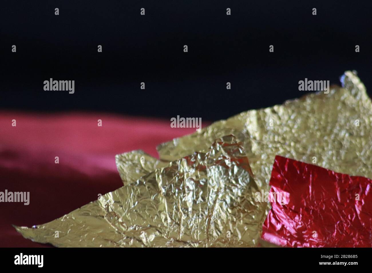 Red and gold aluminium foil Stock Photo - Alamy