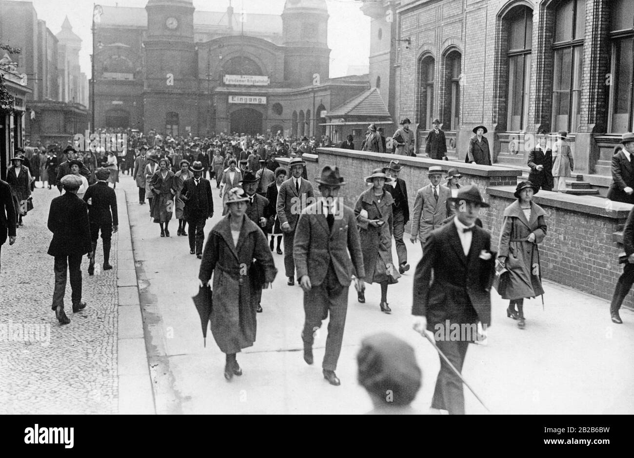 Office workers of the 20s on their way to work leaving the Potsdam ...