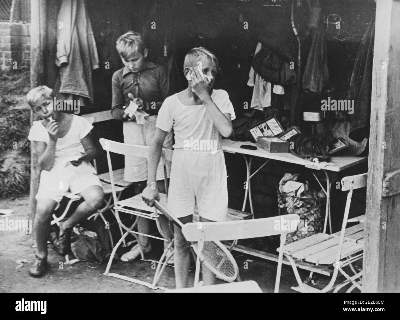 The tennis ball boy during a game break Stock Photo - Alamy