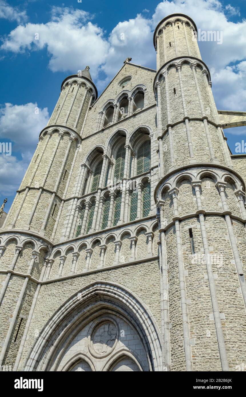 Large medieval structure hi-res stock photography and images - Alamy