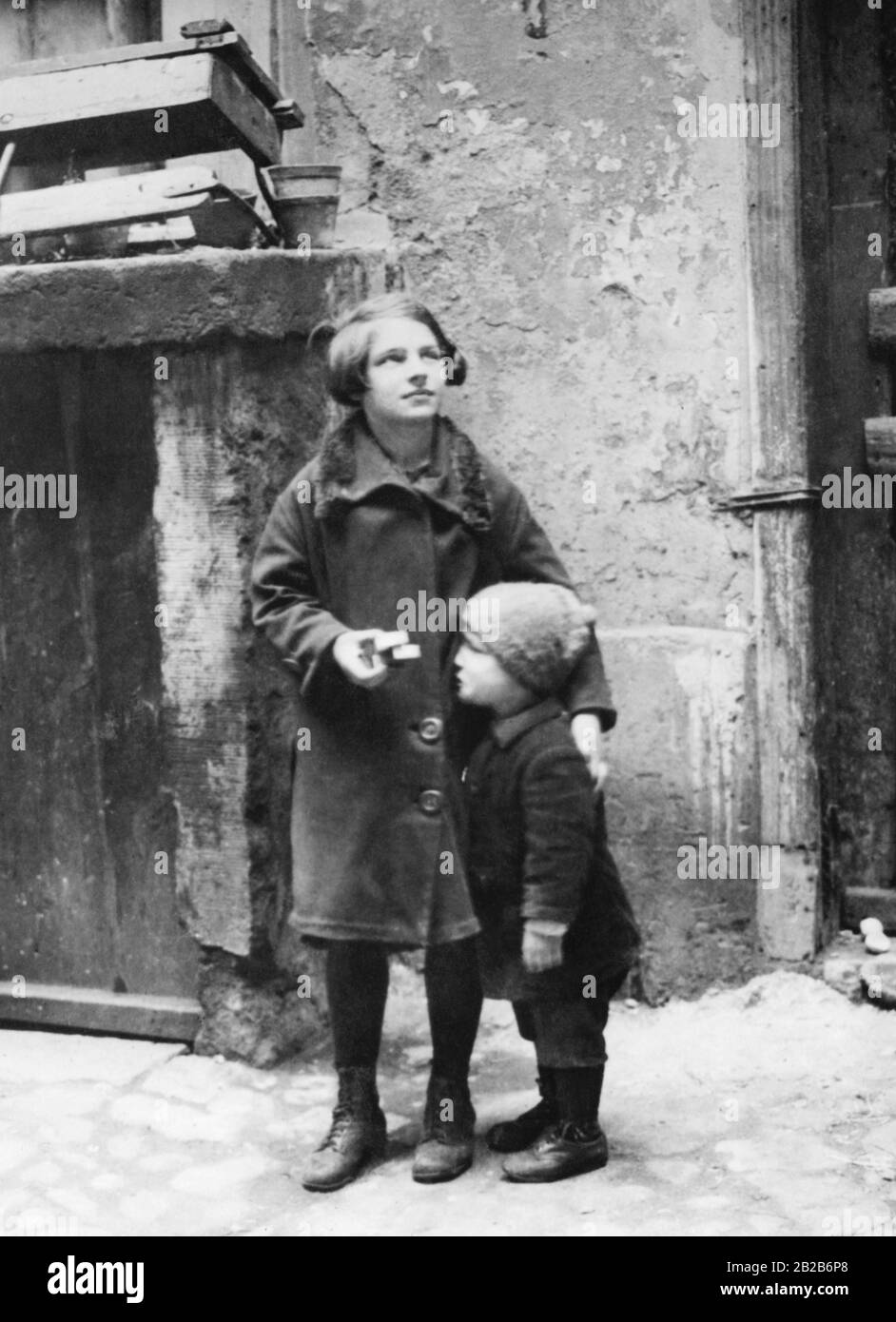 Begging children hi-res stock photography and images - Alamy