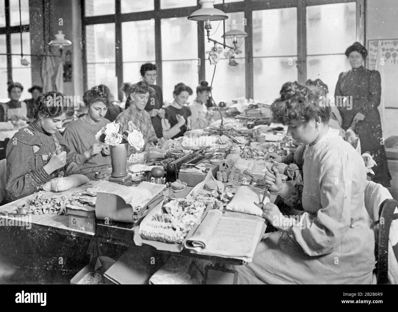 Women factory workers 1900s hi-res stock photography and images - Alamy