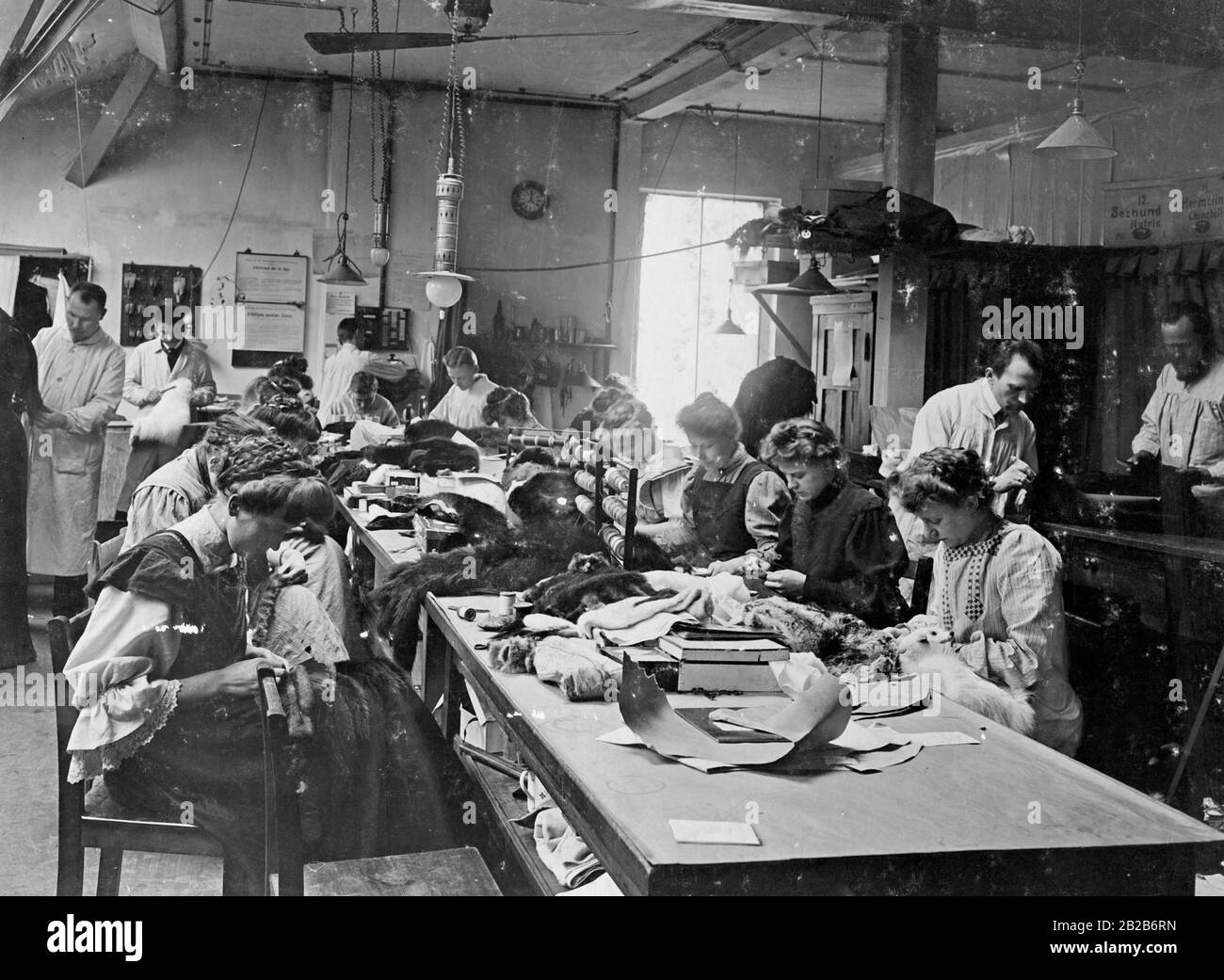 Women sewing 1900s hi-res stock photography and images - Alamy