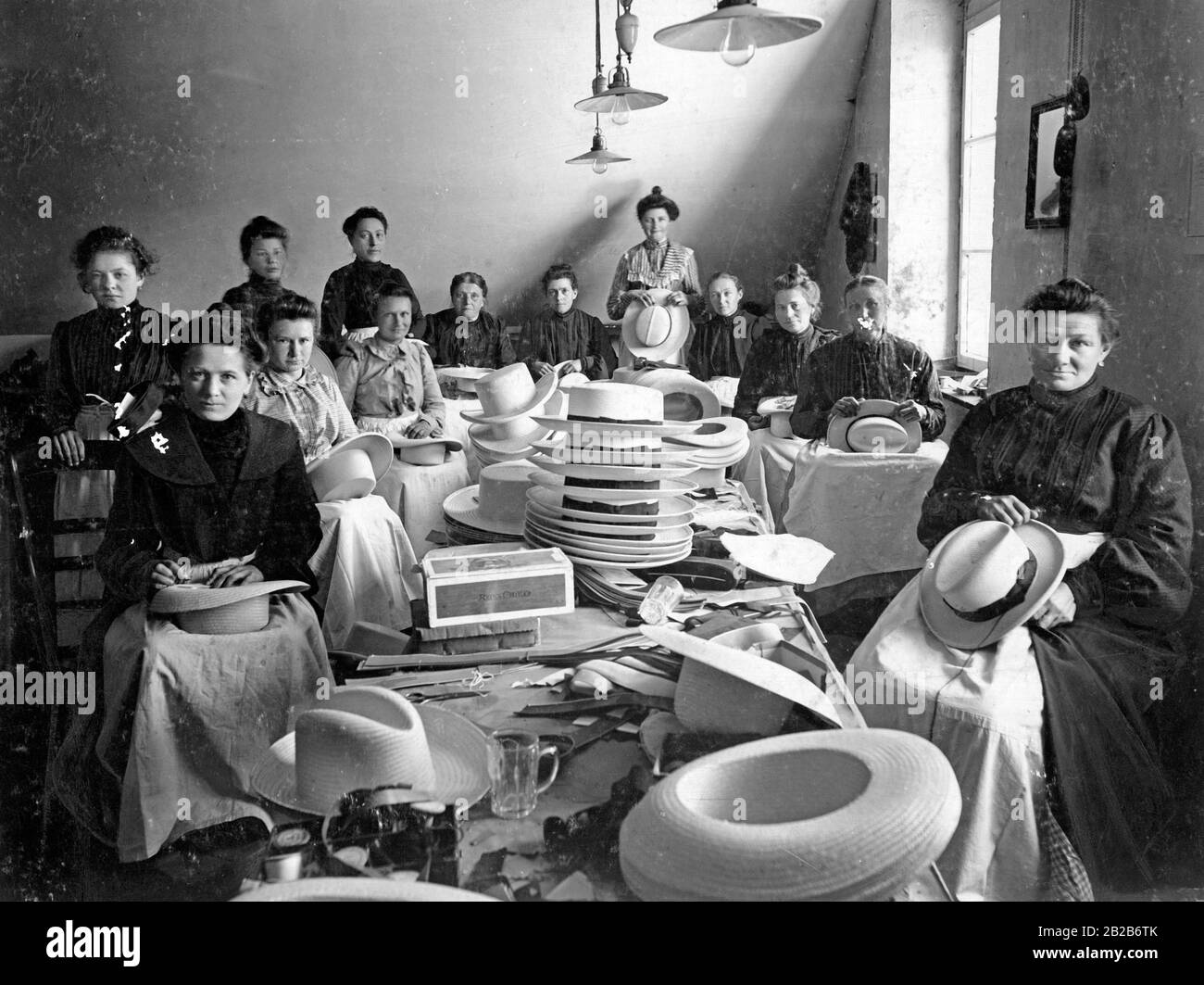 Making hats 1900s hi-res stock photography and images - Alamy