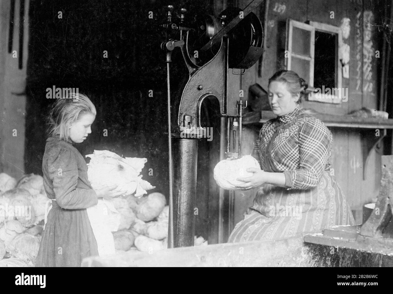 Child labour girl working work hi-res stock photography and images - Alamy